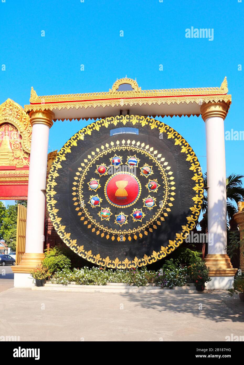 Huge Gong Loung Poy Russy Ket Kep at Wat Ounalom Monastery, Phnom Penh ...