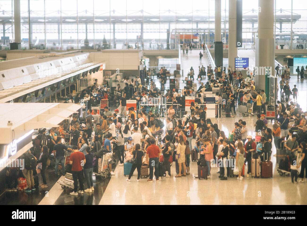 Crowded airport with check in queue in Hong Kong airport Stock Photo ...