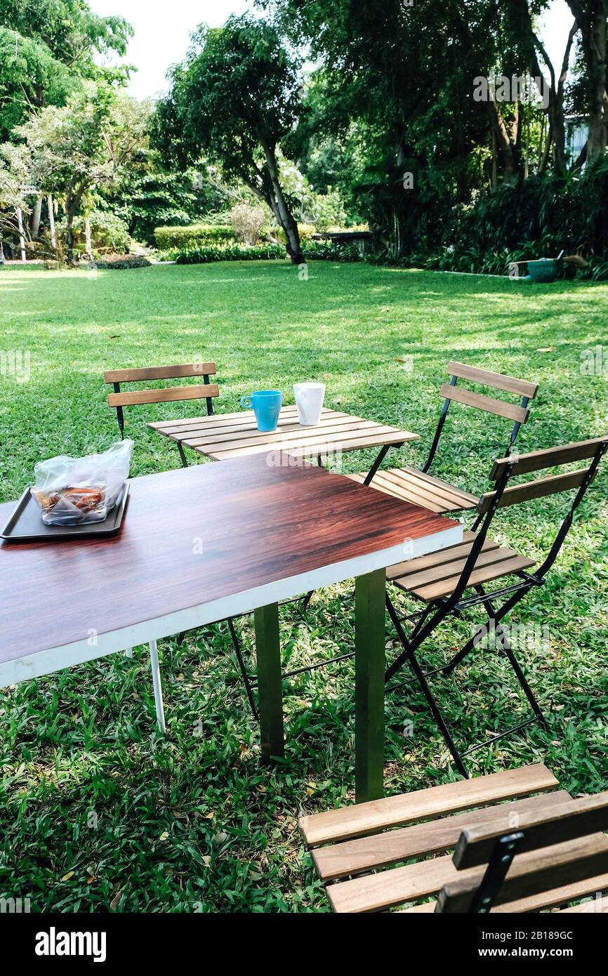 Table setting for a garden lunch Stock Photo - Alamy