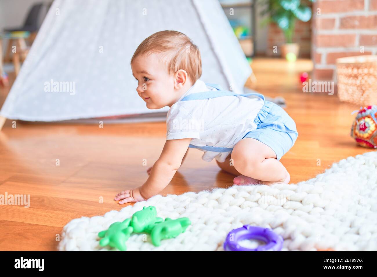 Infant crawling school hi-res stock photography and images - Alamy