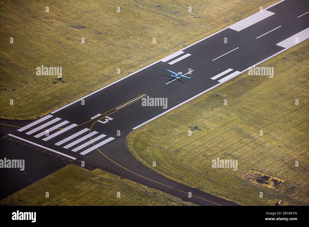 Airport, aircraft taxiway hi-res stock photography and images - Alamy