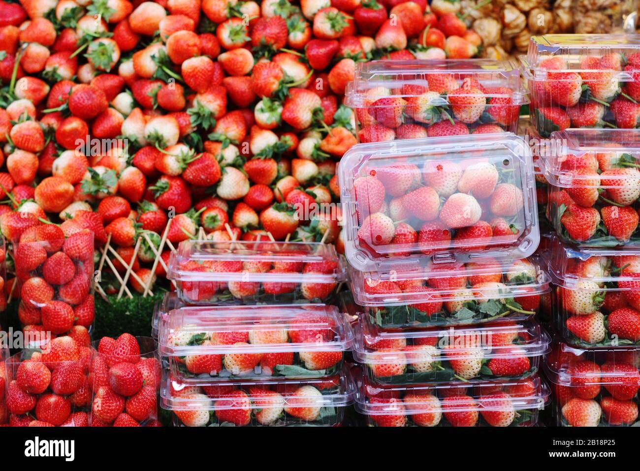 Strawberry on the market stall Stock Photo - Alamy