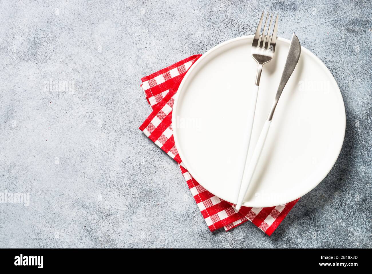 Table setting with white plate and cutlery top view Stock Photo - Alamy