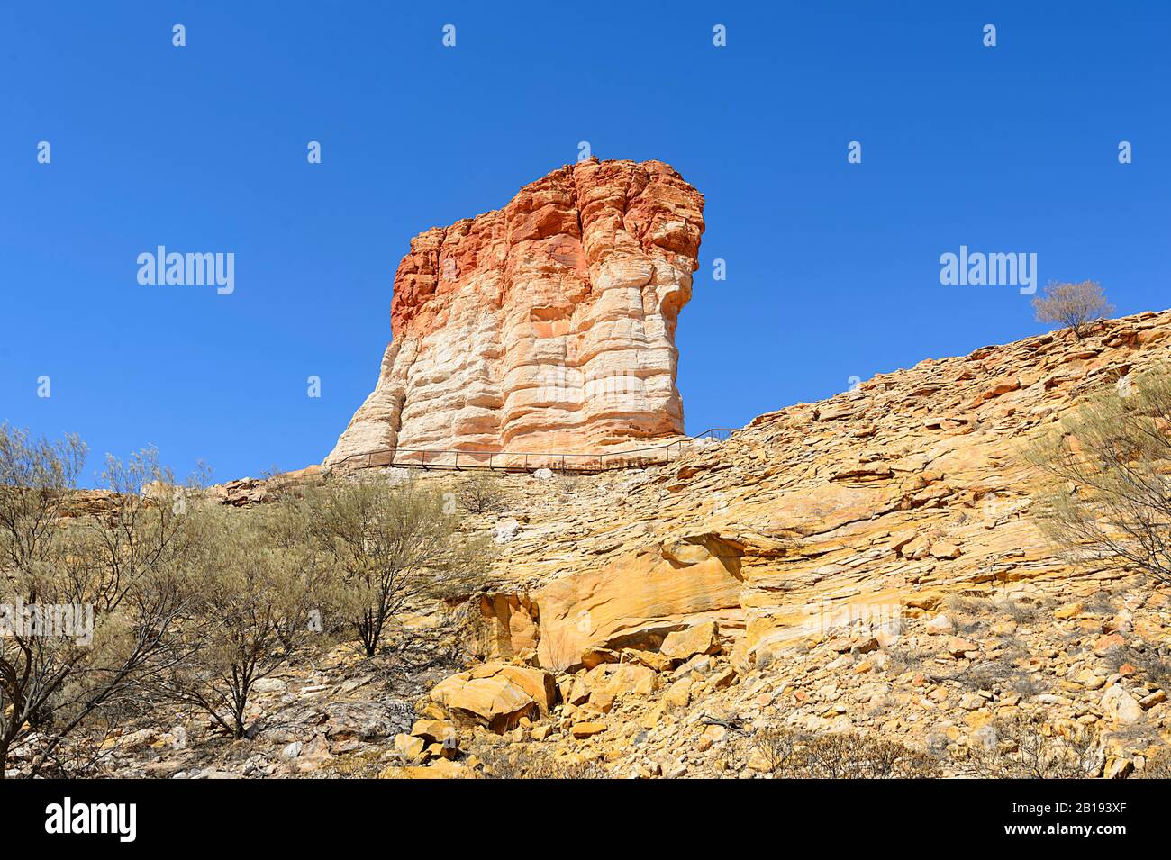 Spectacular view of iconic Chambers Pillar, a popular tourist ...