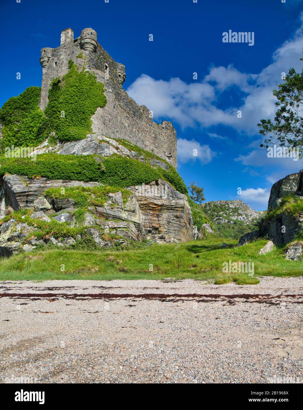 Scottish castle tidal island hi-res stock photography and images - Alamy