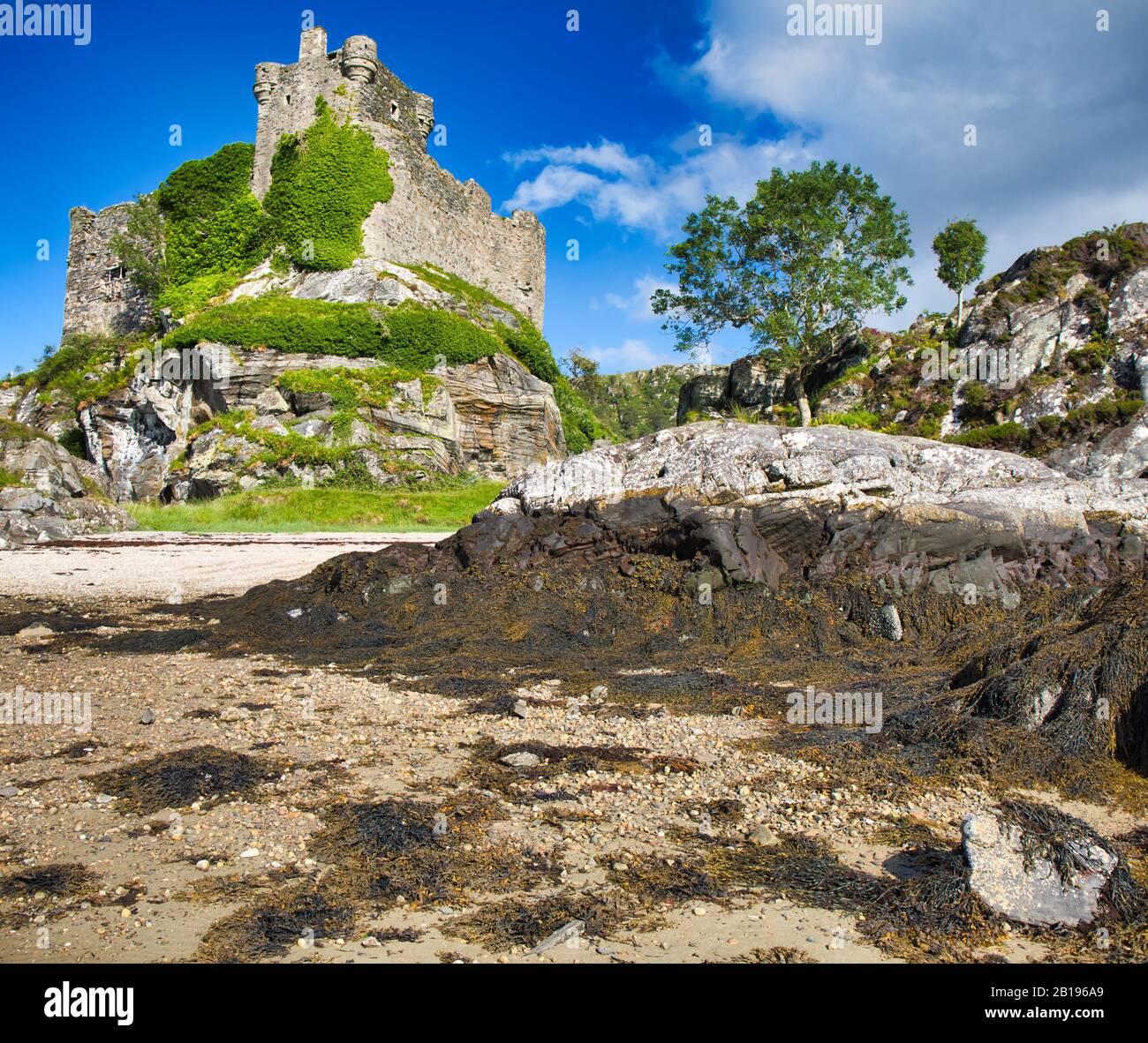 Rocks ruined medieval castle hi-res stock photography and images - Alamy