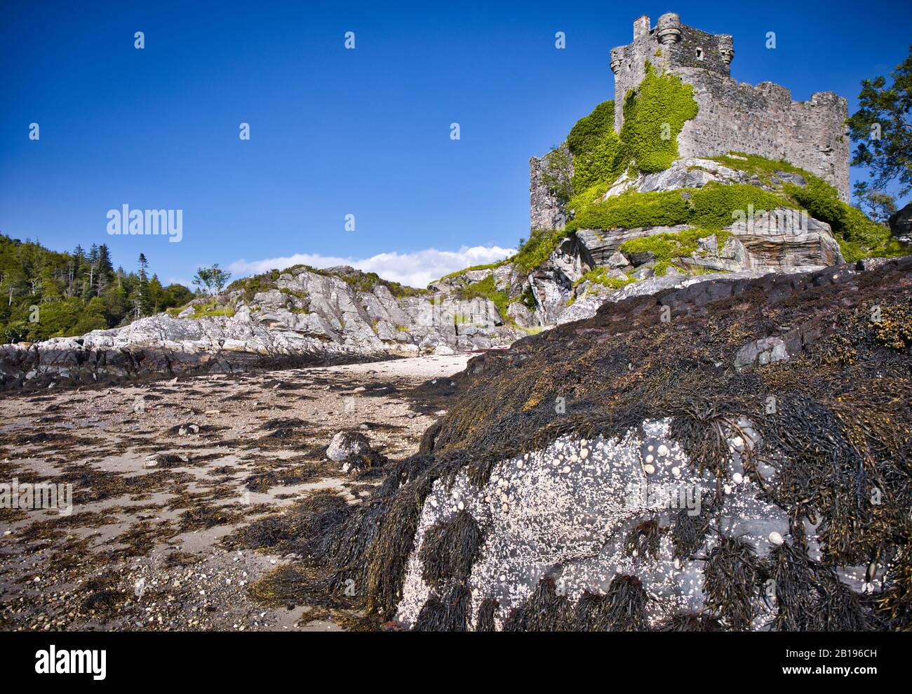 History scottish medieval castles ruin ruins ruined hi-res stock ...