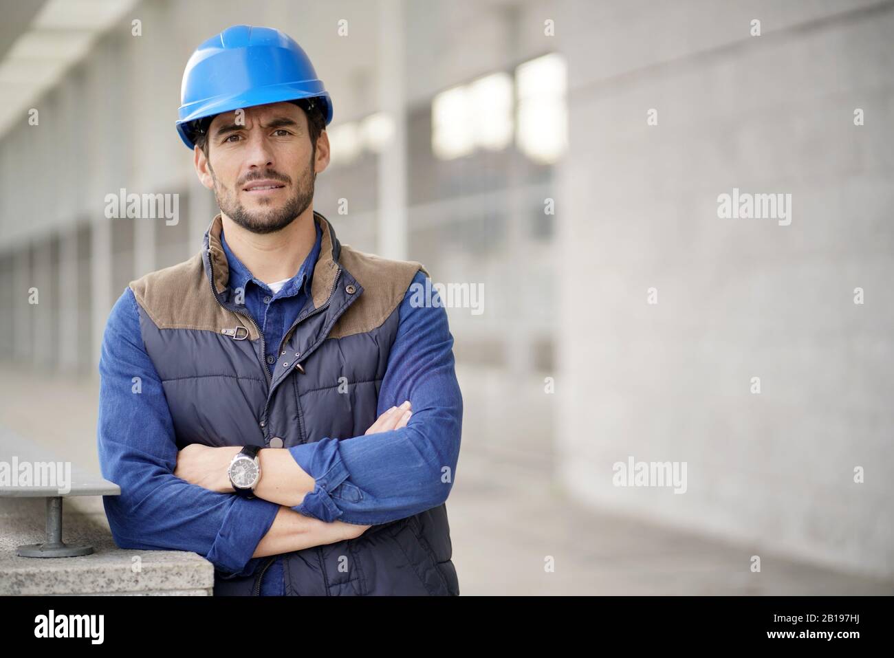 Builder outdoors hi-res stock photography and images - Alamy