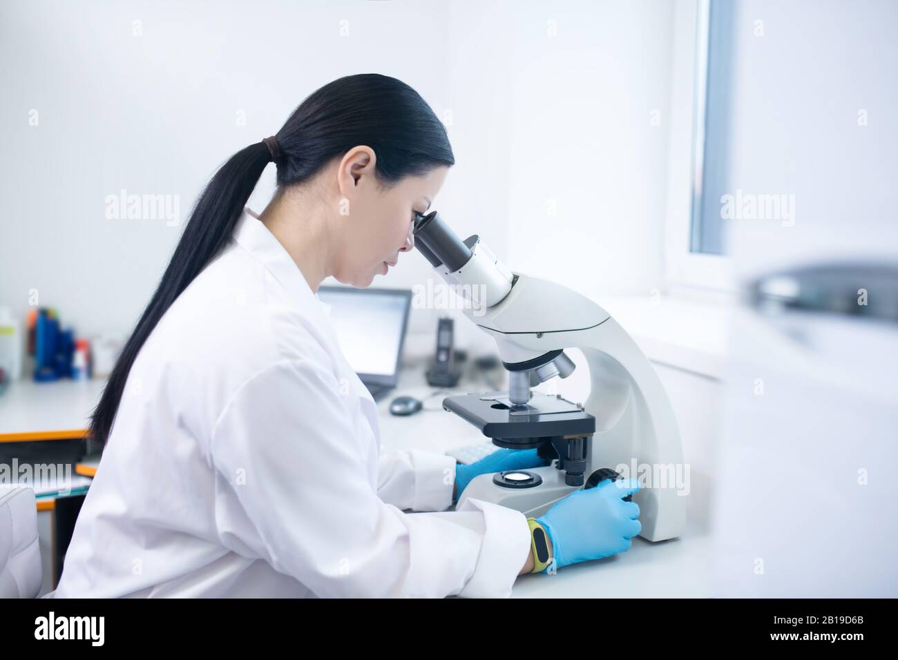 Looking in microscope hi-res stock photography and images - Alamy