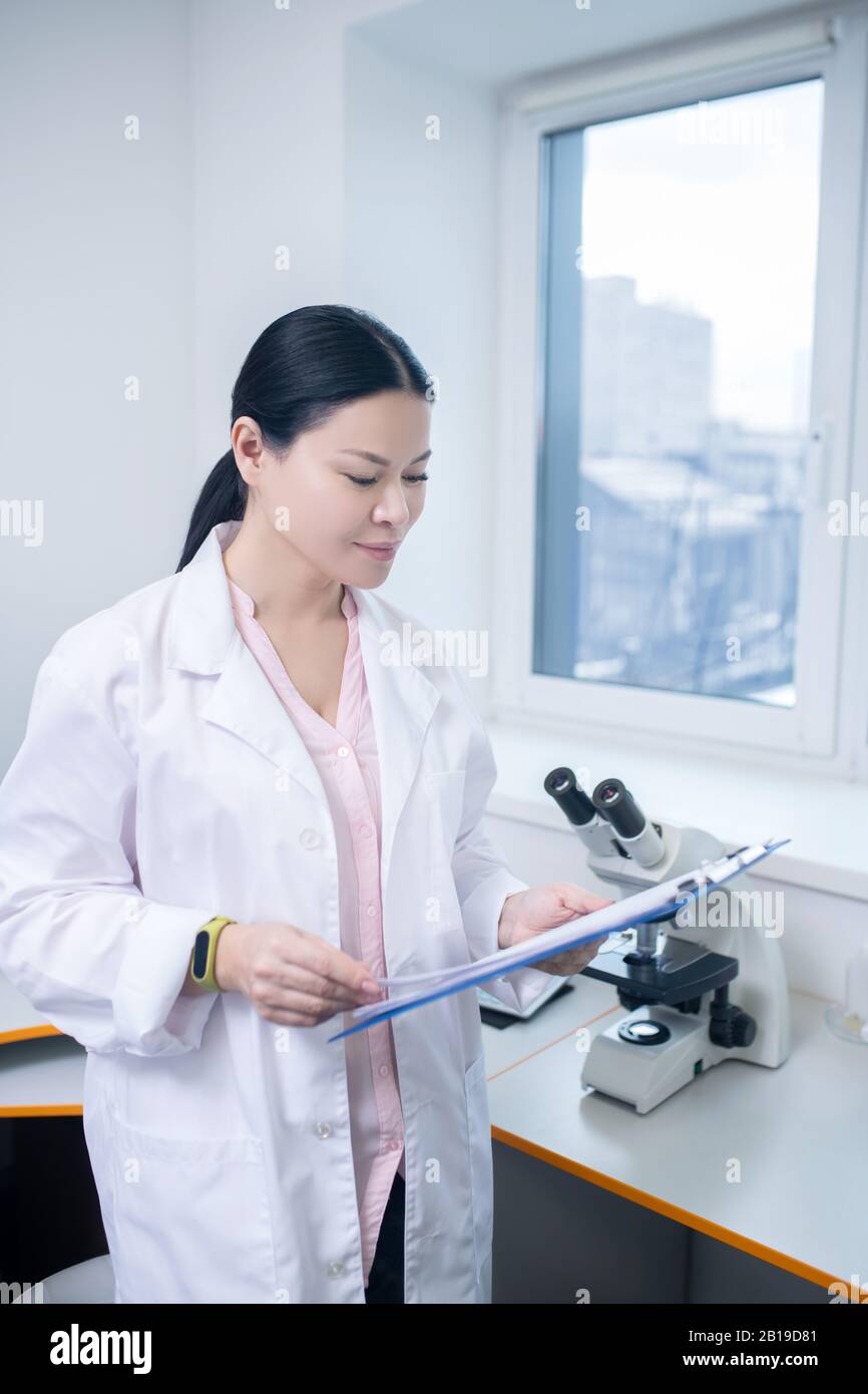 Doctor working reading notes hi-res stock photography and images - Alamy