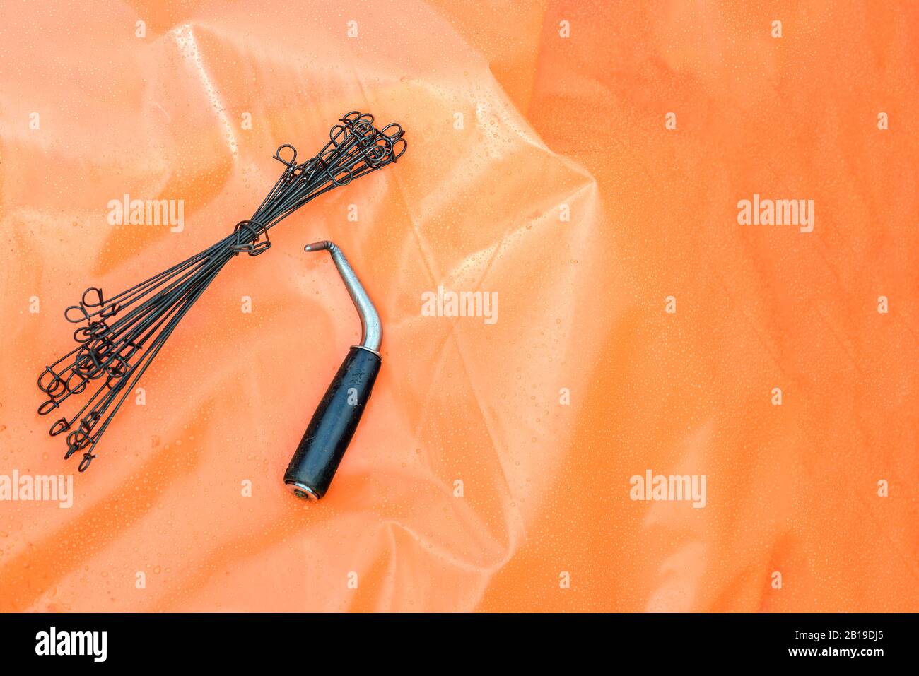 Hand Twister Rod Tie Tool with metal ties on plastic slab cover used in ...