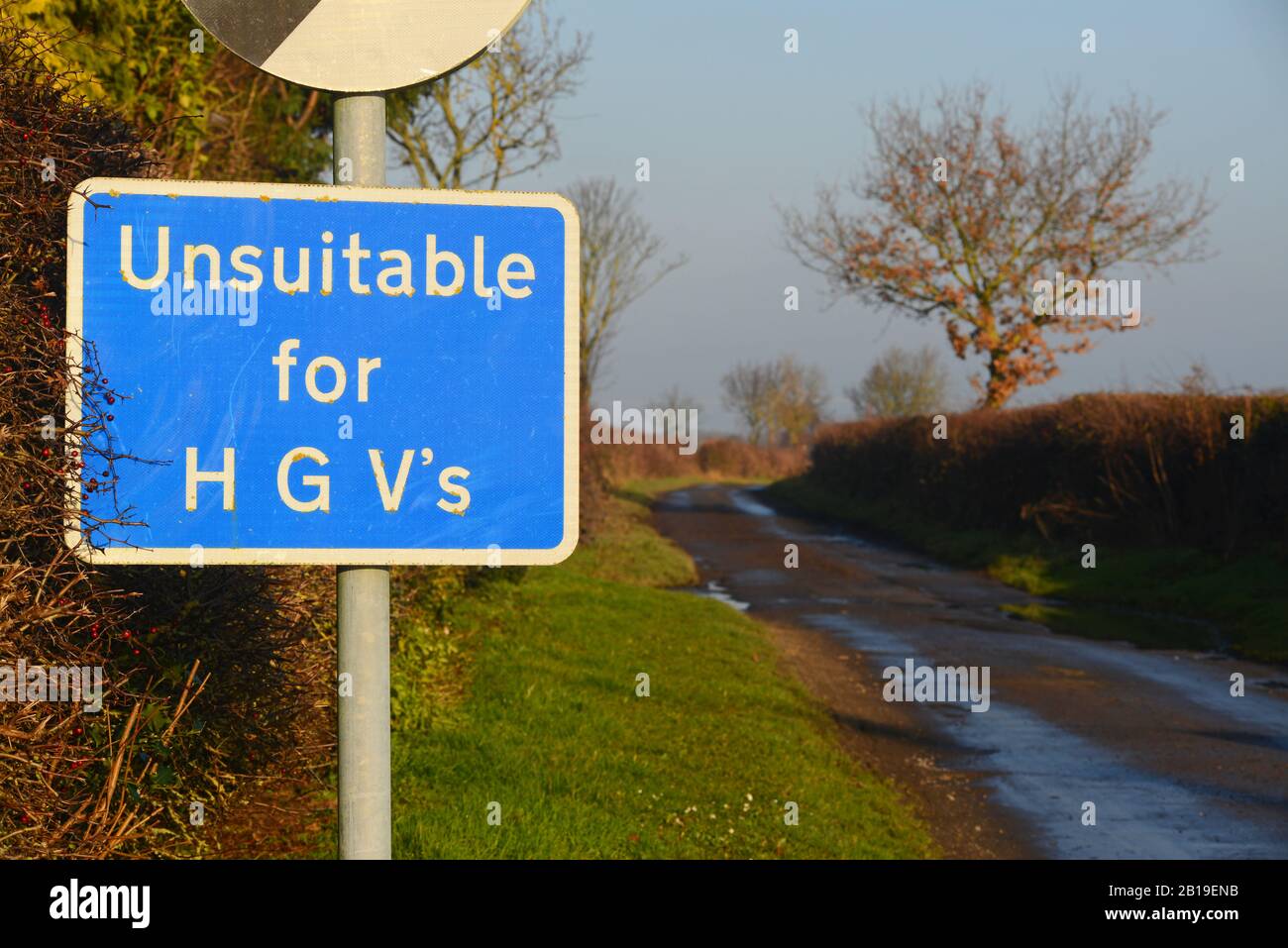 Warning sign of road unsuitable for hgv hi-res stock photography and ...