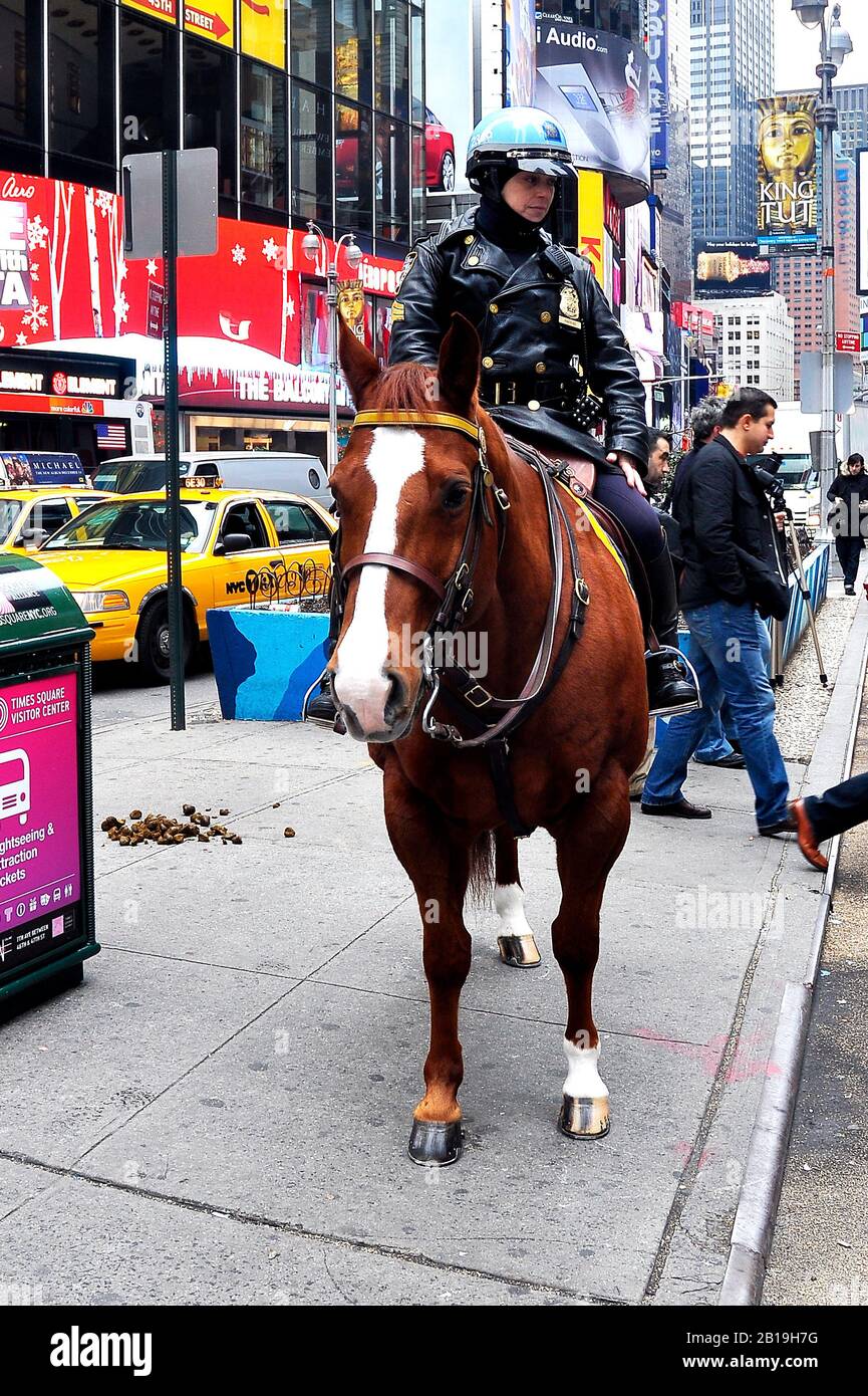 Police officers on patrol on horseback hi-res stock photography and ...
