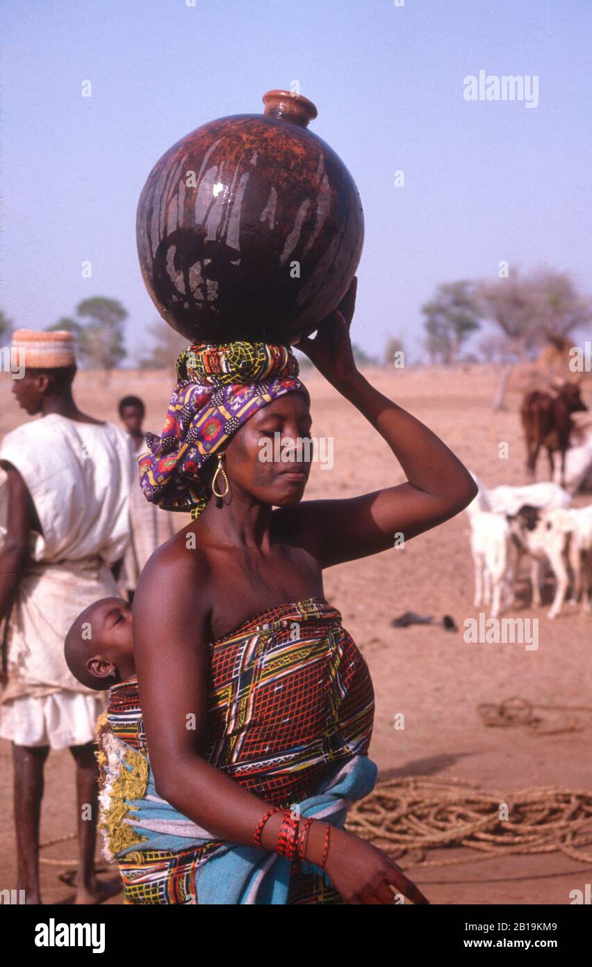 African woman carrying pot on her head hi-res stock photography and ...