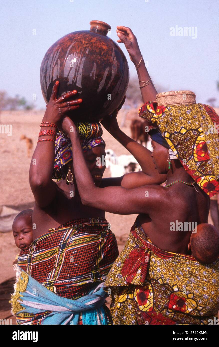 African woman carrying pot on her head hi-res stock photography and ...