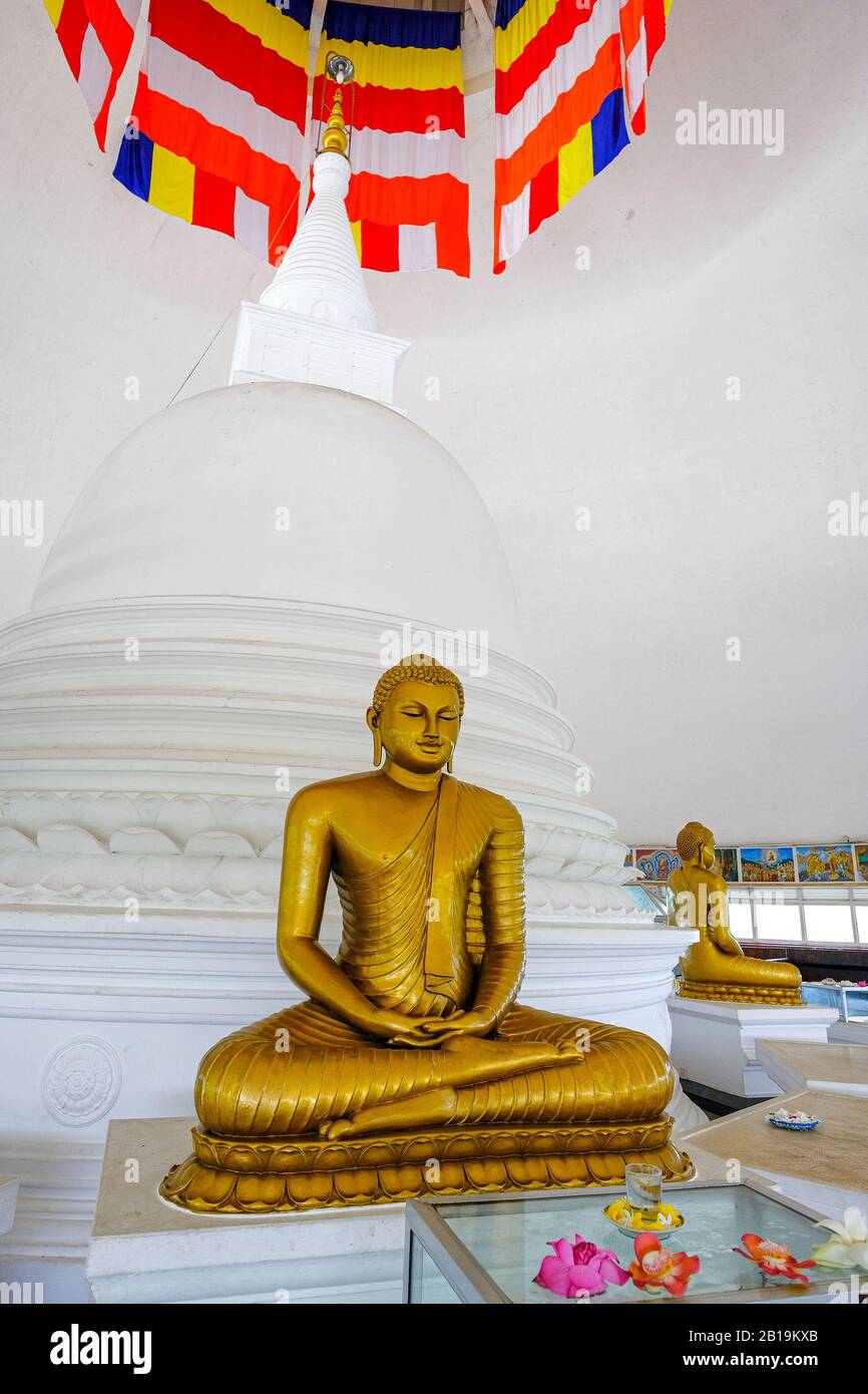 Kalutara, Sri Lanka - January 2020: Buddha statues in Kalutara Bodhiya ...