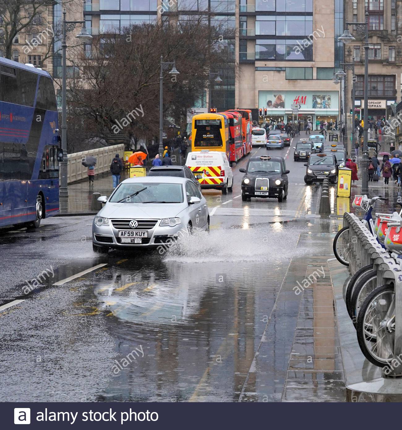 Flooded street cars buses hi-res stock photography and images - Alamy