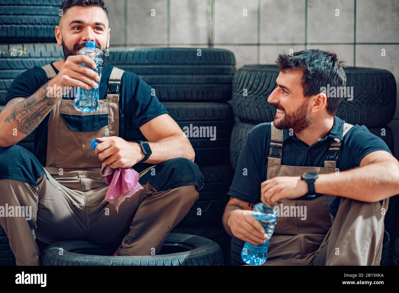 Two mechanics hi-res stock photography and images - Alamy