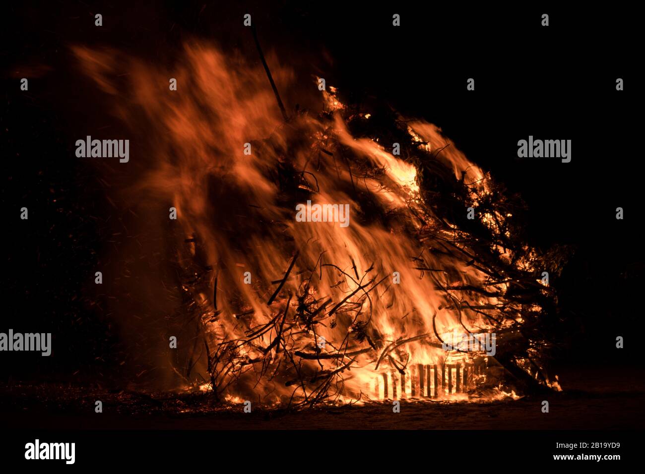 Big bonfire hi-res stock photography and images - Alamy