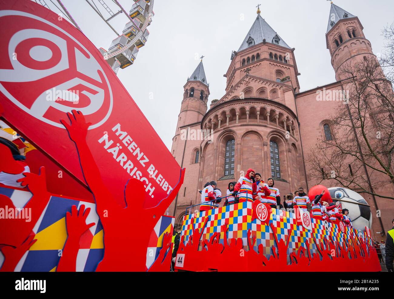 Mainz, Germany. 24th Feb, 2020. A motive car with the players of the ...