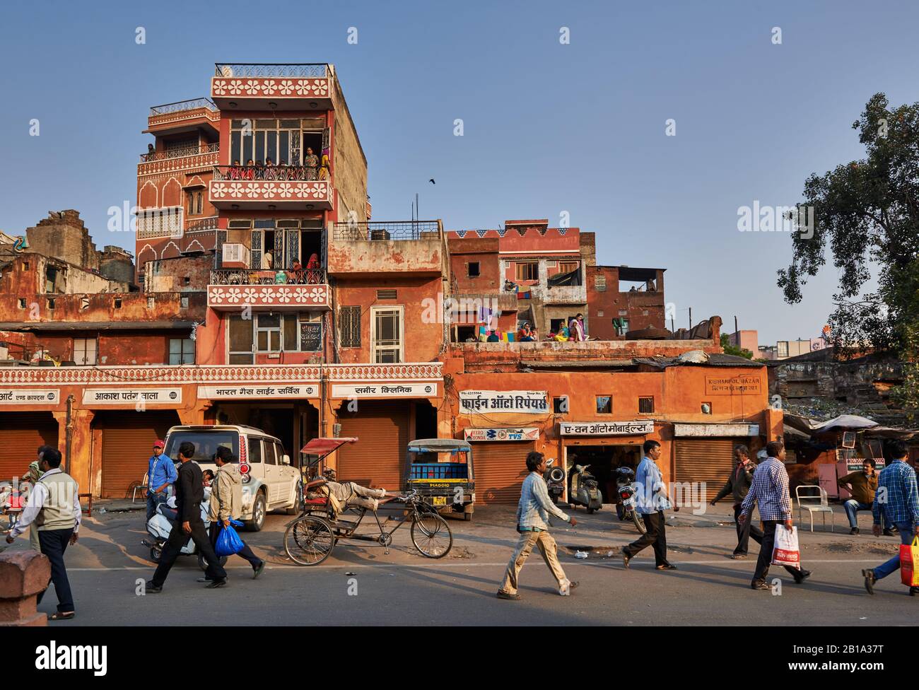 colorful streetlife and typical facades of houses in Jaipur, Rajasthan ...