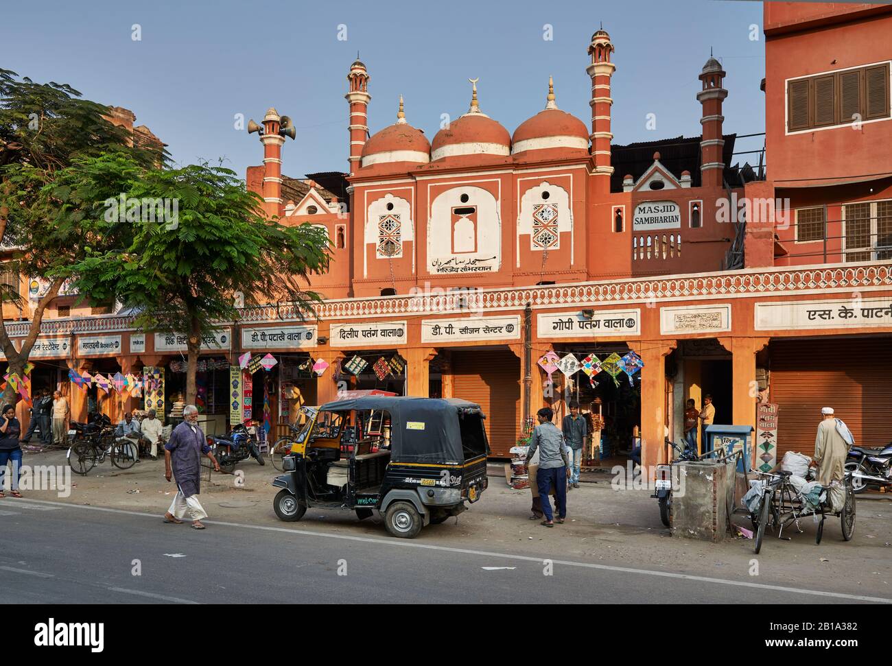 colorful streetlife and typical facades of houses in Jaipur, Rajasthan ...