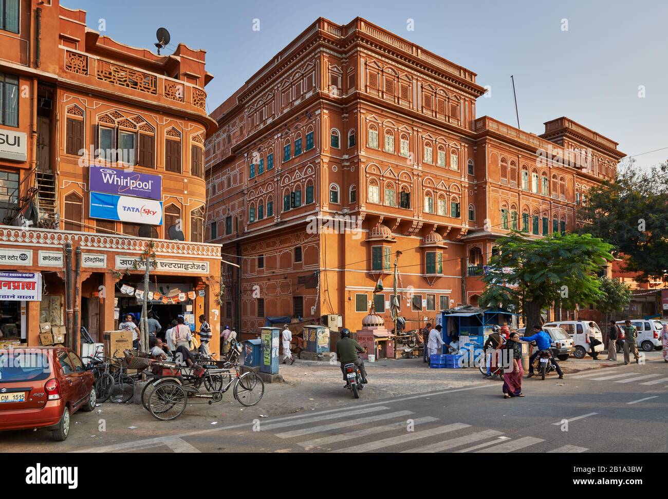 colorful streetlife and typical facades of houses in Jaipur, Rajasthan ...
