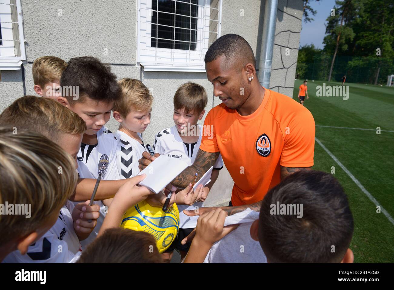 Football player Fernando, Shakhtar soccer team, signing autographs to ...
