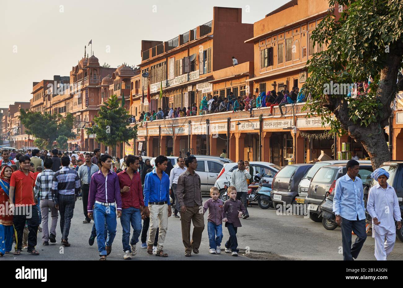 colorful streetlife and typical facades of houses in Jaipur, Rajasthan ...
