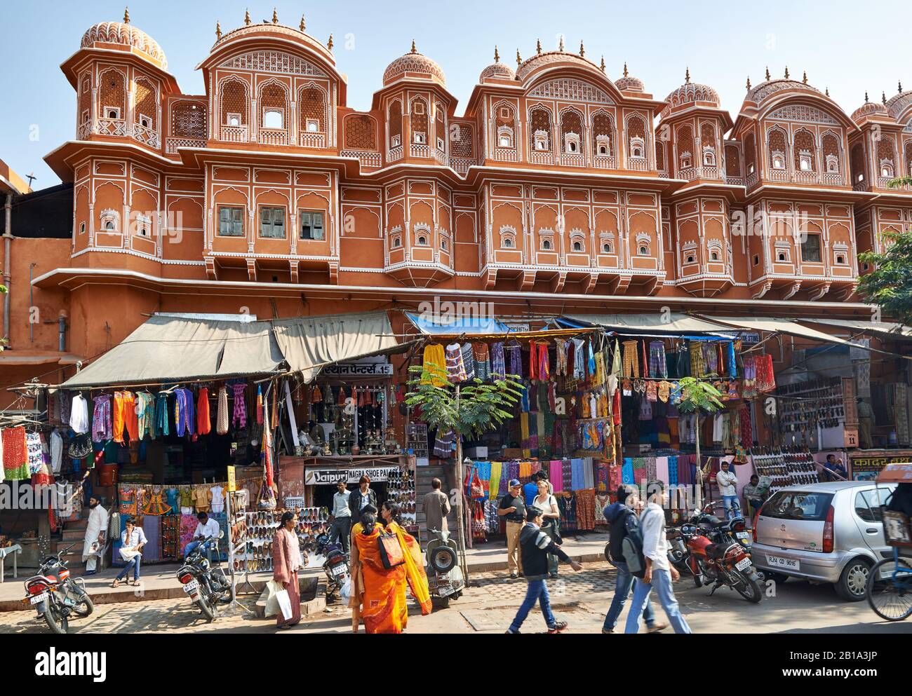 colorful streetlife and typical facades of houses in Jaipur, Rajasthan ...