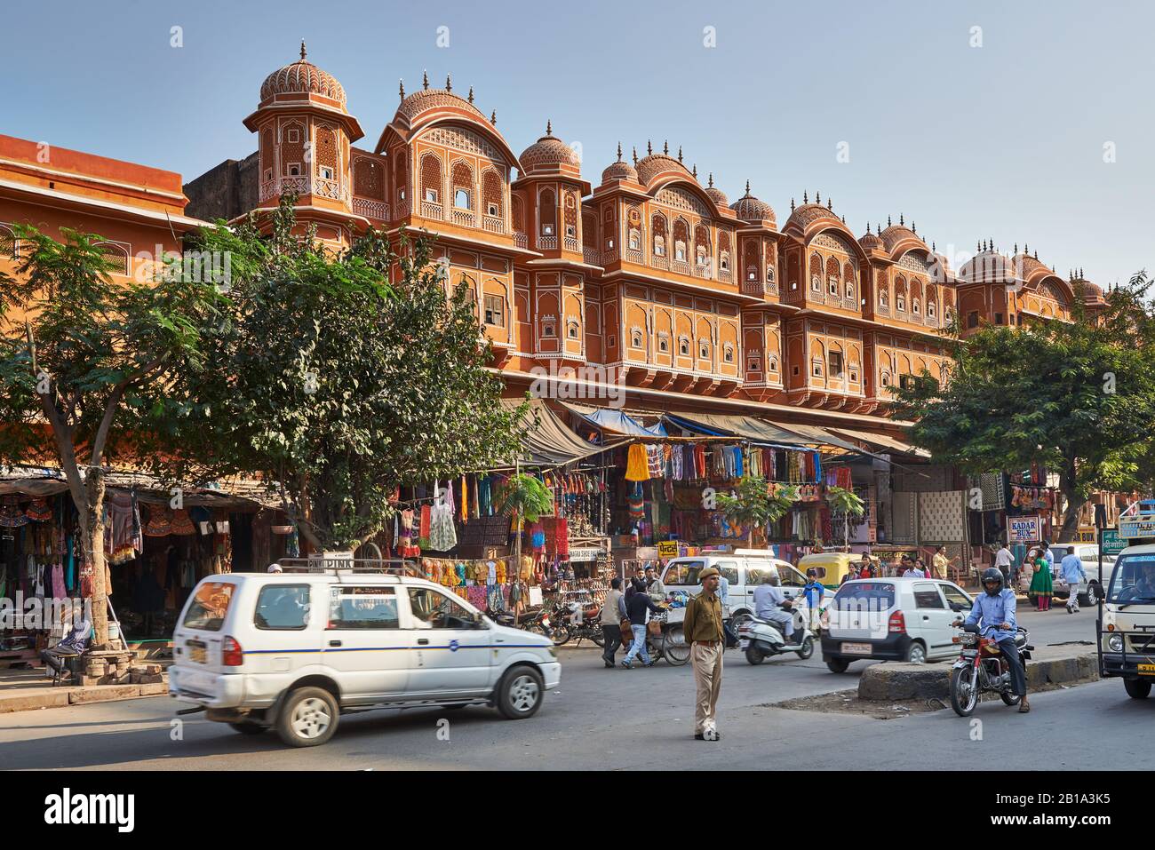 colorful streetlife and typical facades of houses in Jaipur, Rajasthan ...