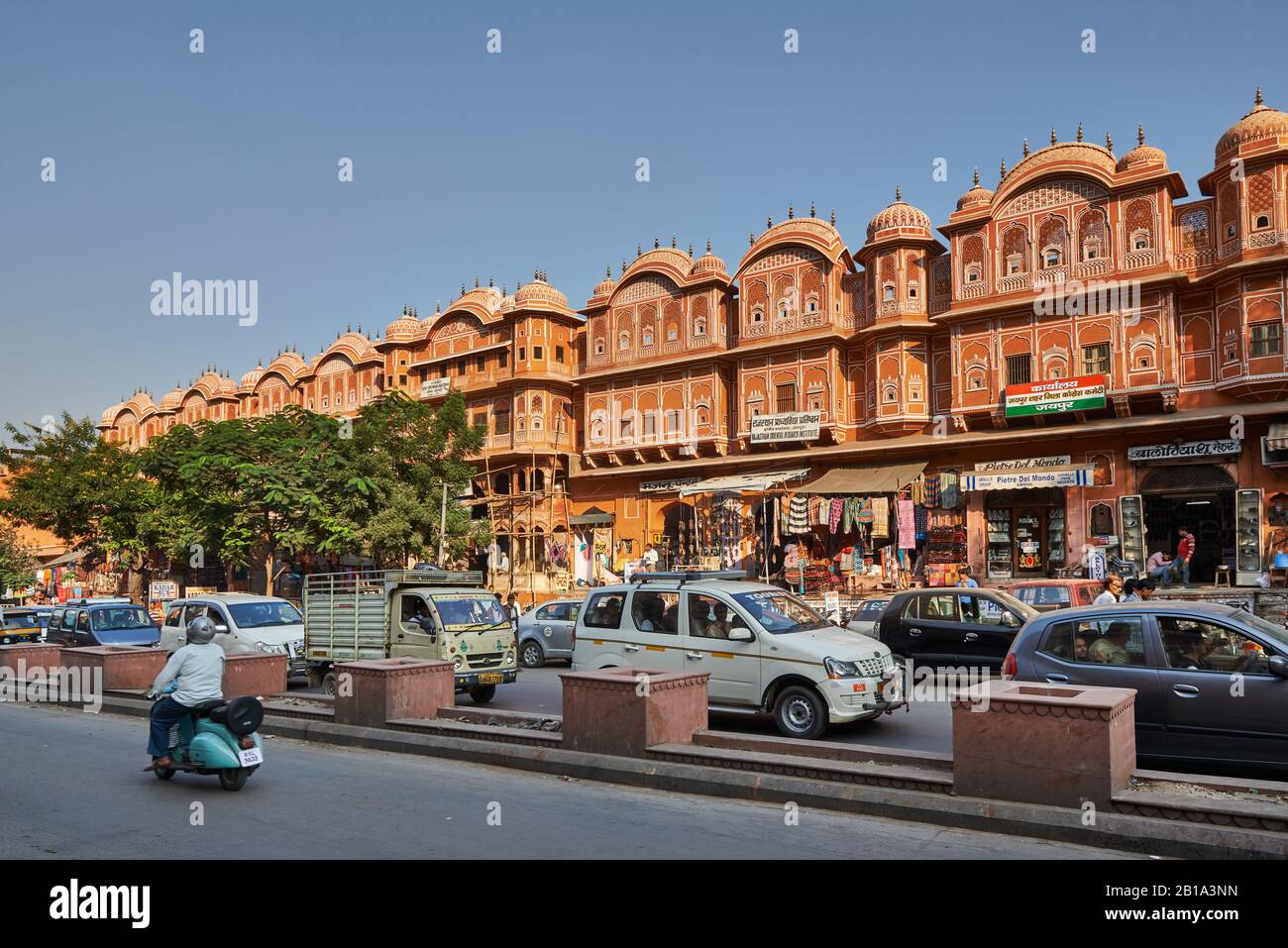 colorful streetlife and typical facades of houses in Jaipur, Rajasthan ...