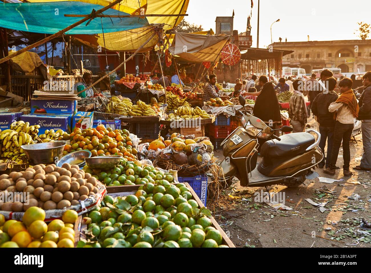 colorful streetlife with market stalls in Jaipur, Rajasthan, India ...