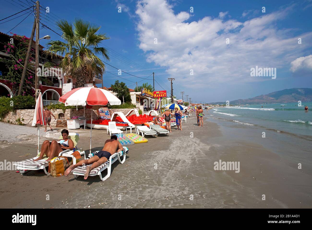Urlauber am Sandstrand von Laganas, touristischer Ort auf der Insel ...