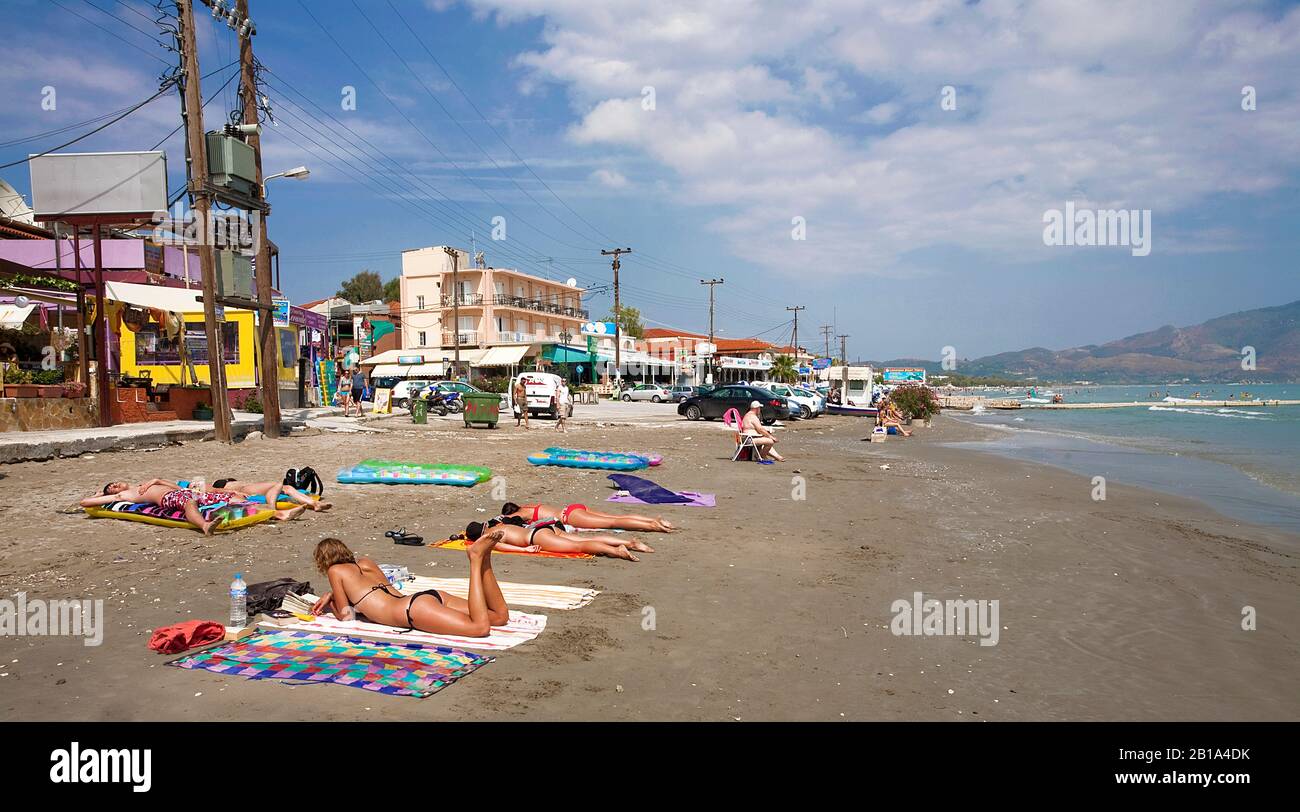 Urlauber am Sandstrand von Laganas, touristischer Ort auf der Insel ...