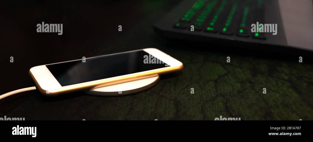 Mobile smart phone charging wirelessly by sharing battery via device ...