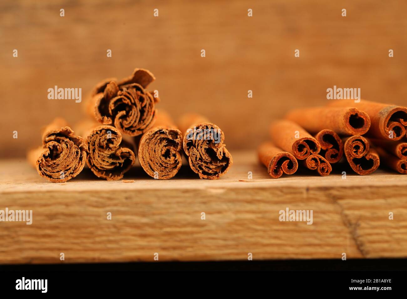external differences ceylon cinnamon and cassia bark Stock Photo - Alamy