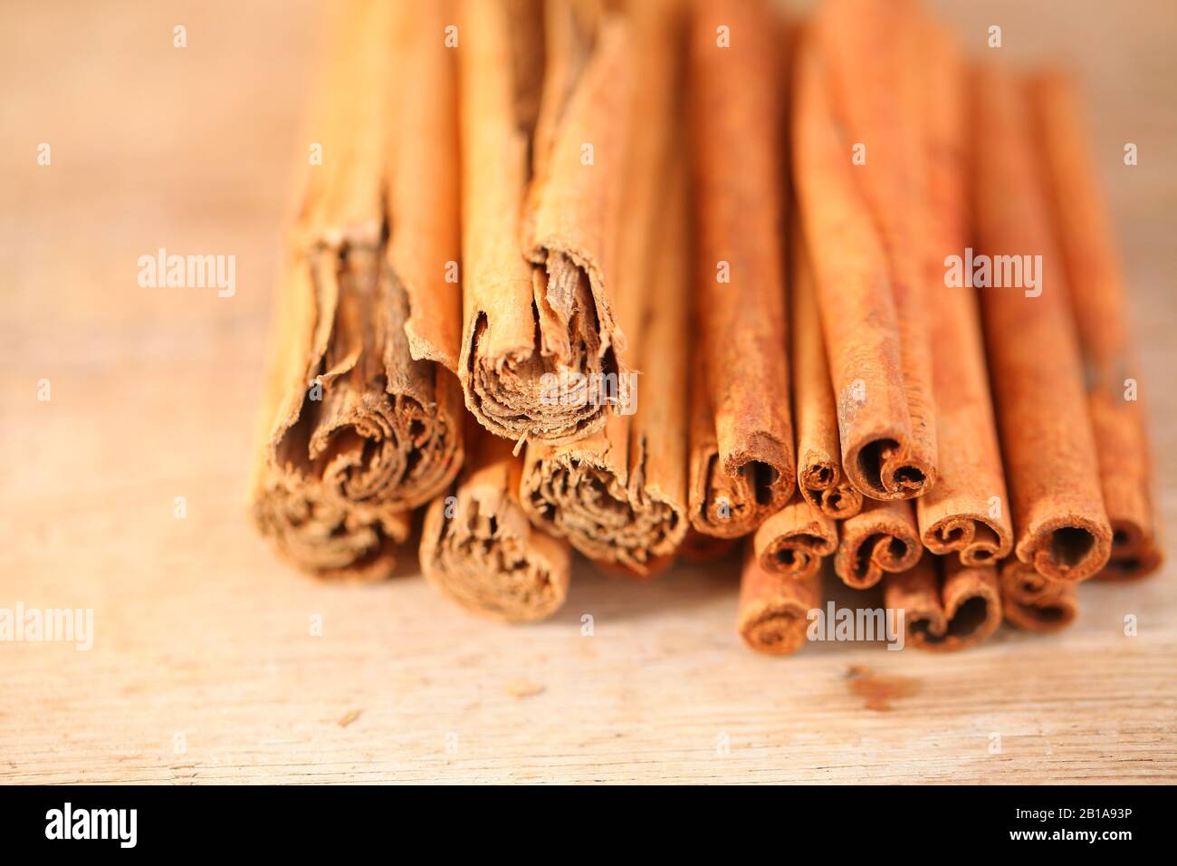 external differences ceylon cinnamon and cassia bark Stock Photo - Alamy