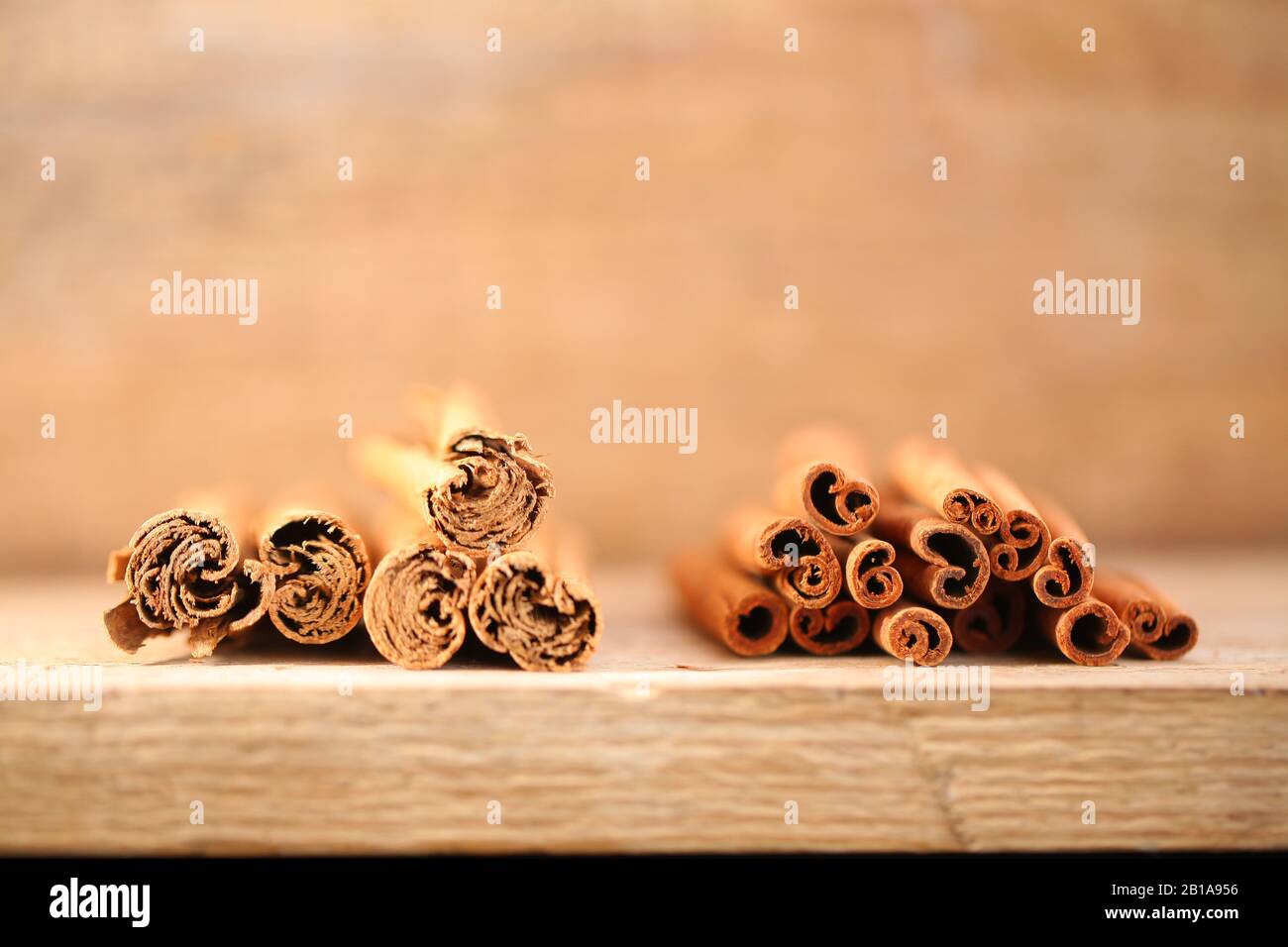 external differences ceylon cinnamon and cassia bark Stock Photo - Alamy