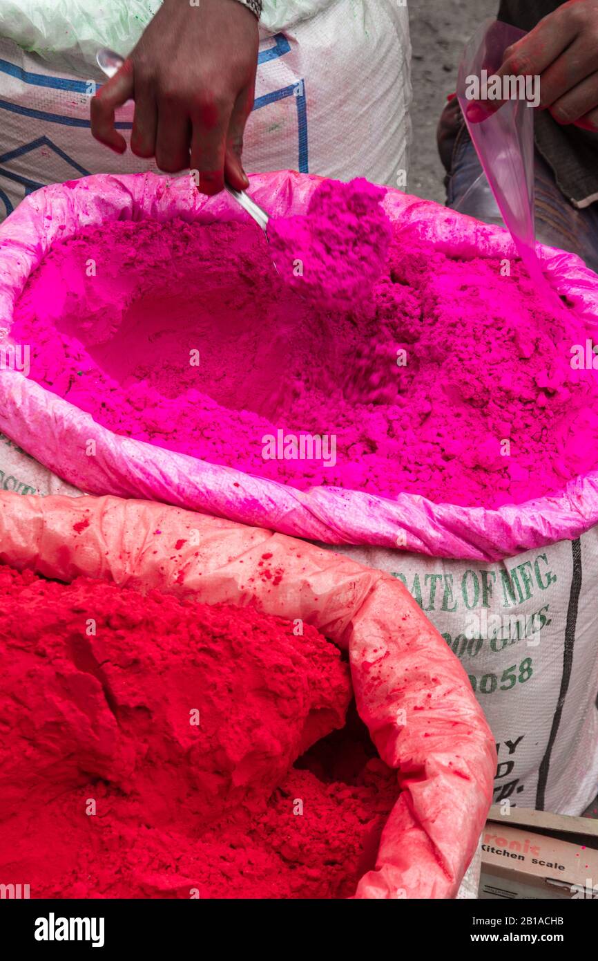 India holi powder hi-res stock photography and images - Alamy