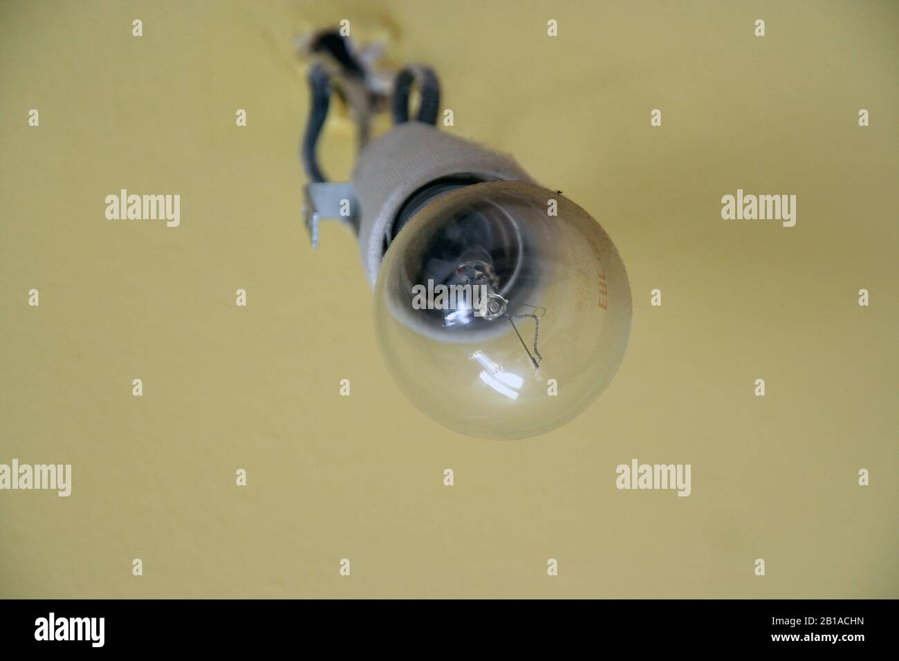 Vintage incandescent light bulb flickering hi-res stock photography and ...