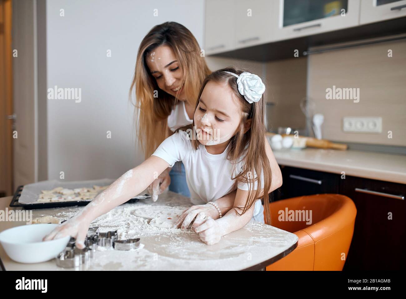 Flour spill hi-res stock photography and images - Alamy
