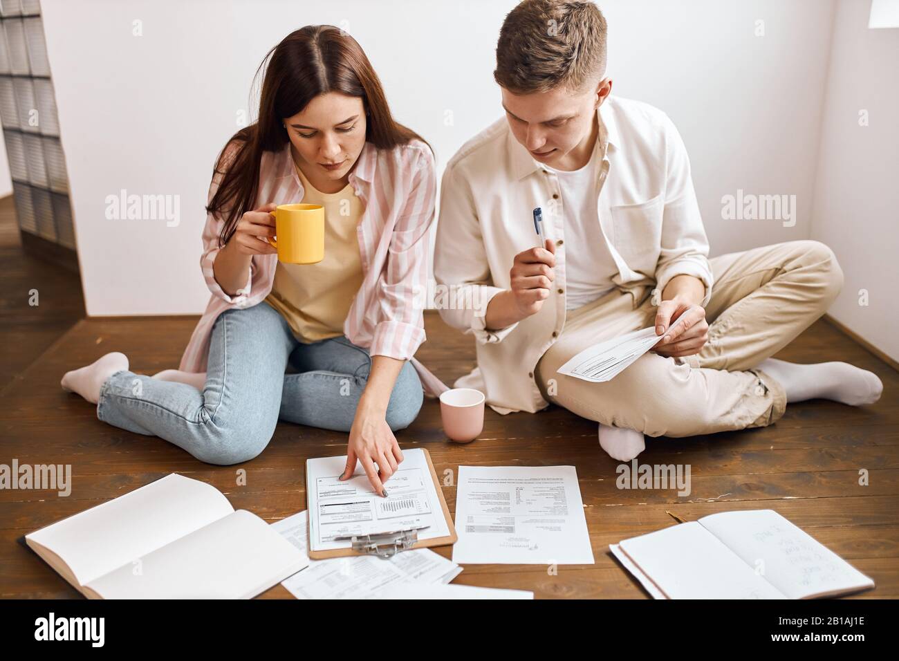 Students signing up hi-res stock photography and images - Alamy