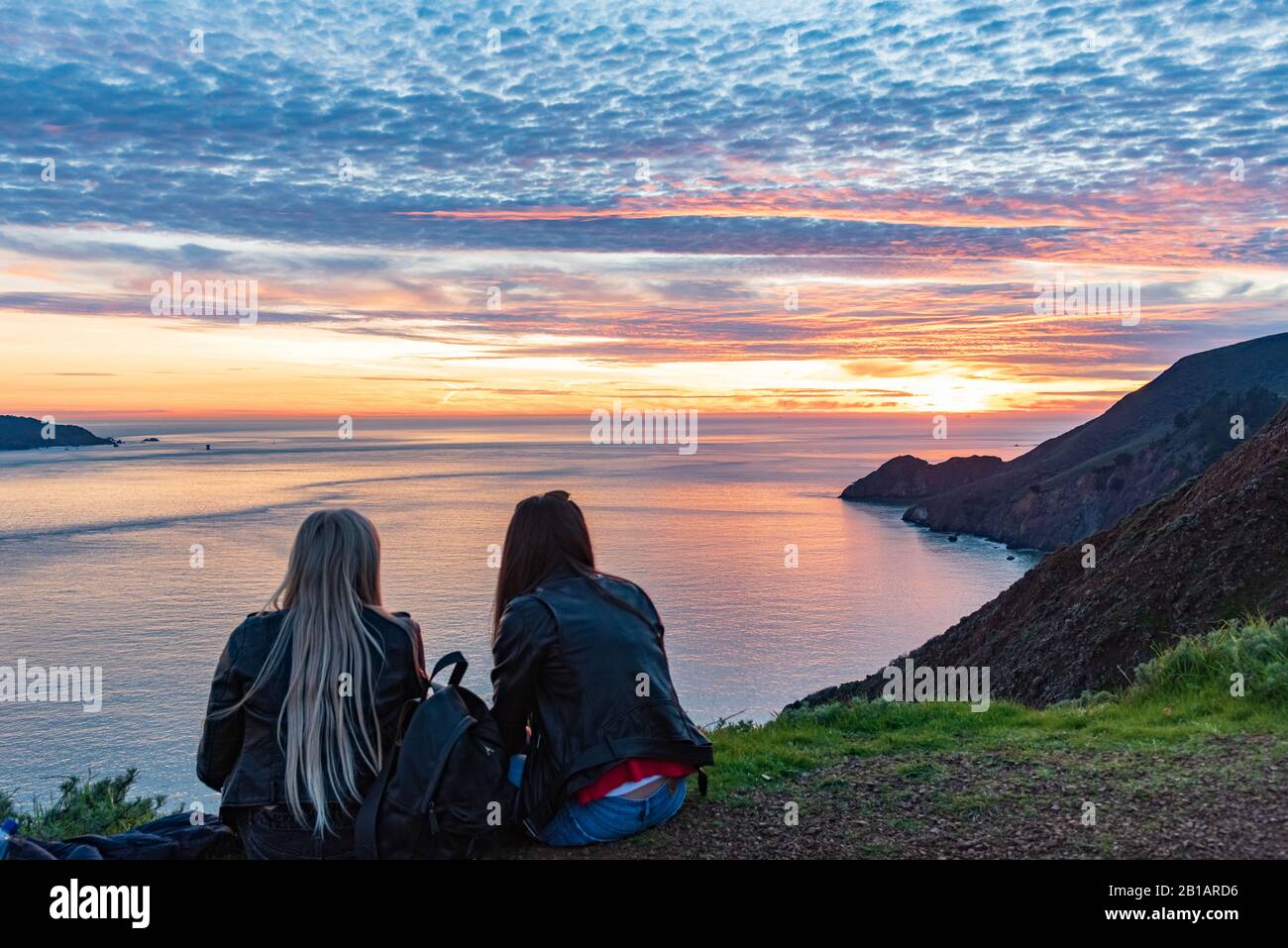 Sea cliff san francisco girls hi-res stock photography and images - Alamy
