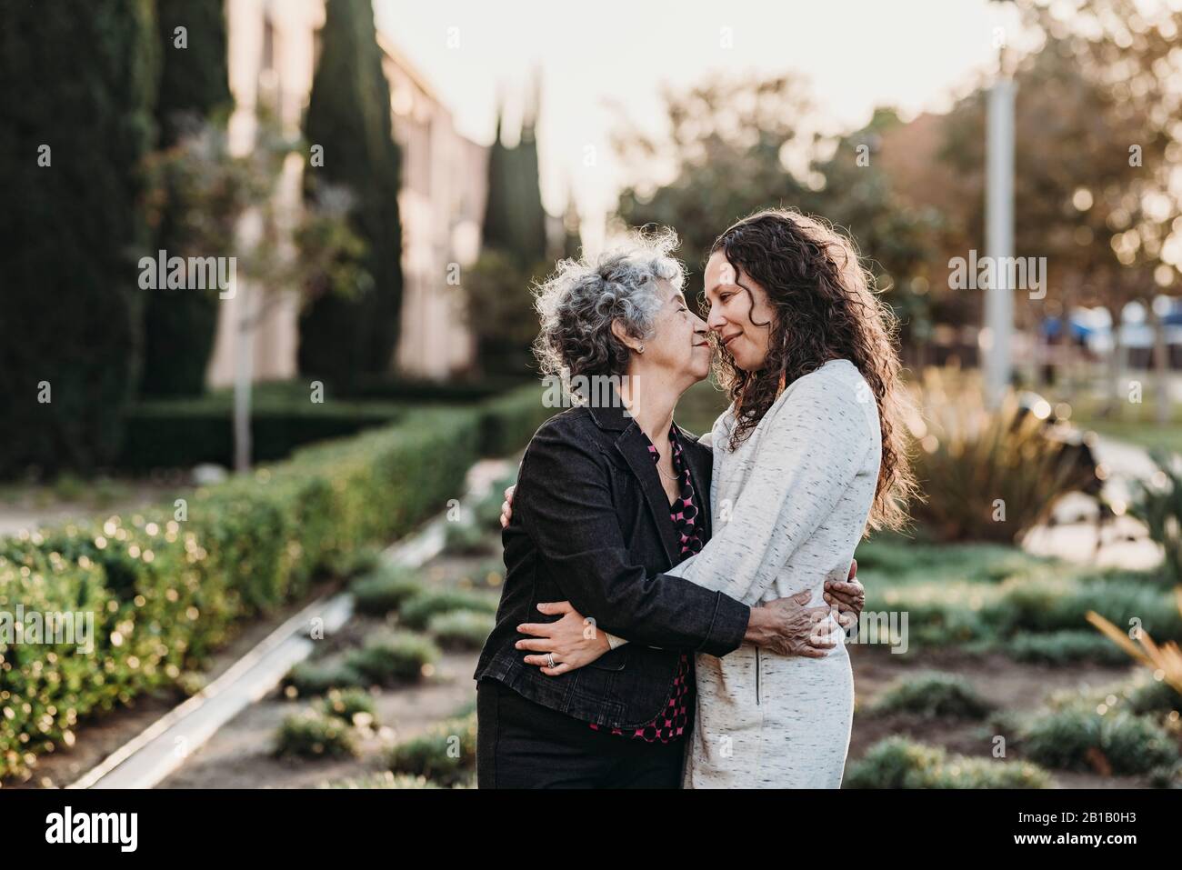 Mother daughter hugging outside hi-res stock photography and images - Alamy
