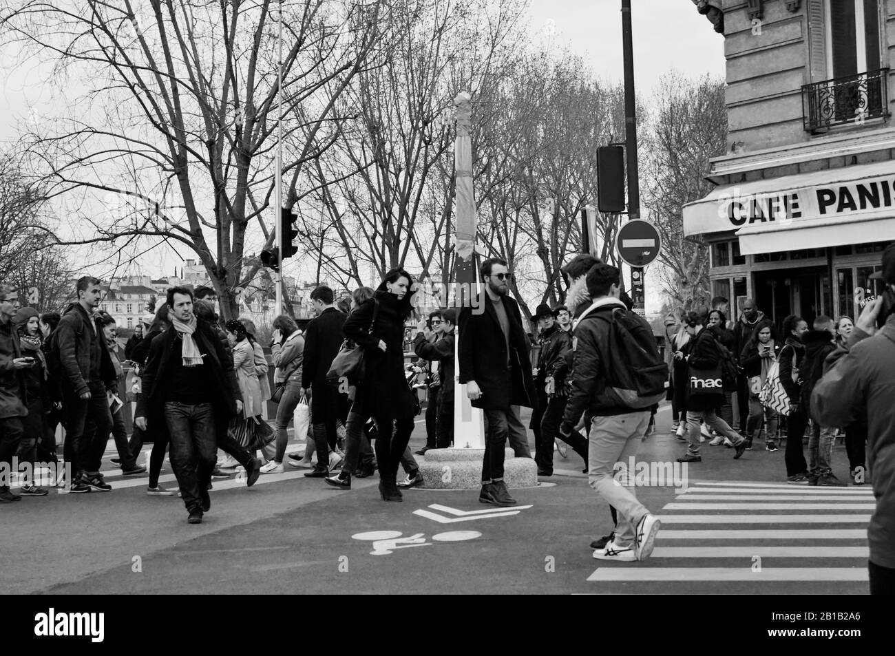 Crowds walking street paris hi-res stock photography and images - Alamy