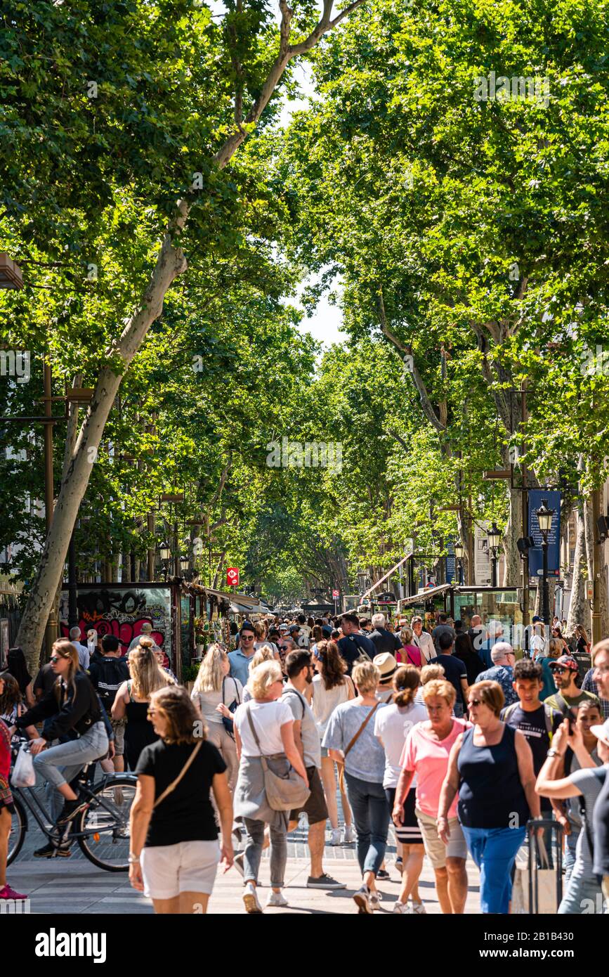 BARCELONA, SPAIN - JUNE 03, 2019: Crowd Of People And Central Downtown ...