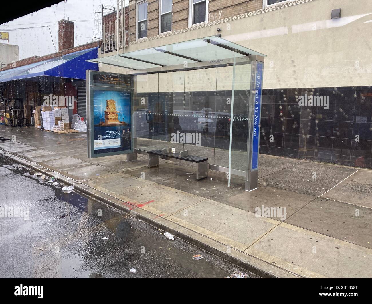 New york bus shelter hi-res stock photography and images - Alamy