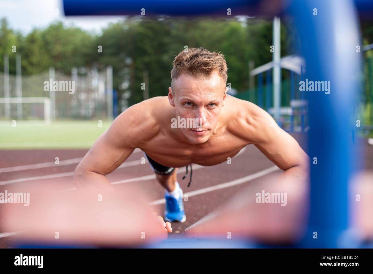 The man is pushing up from the bench Stock Photo - Alamy