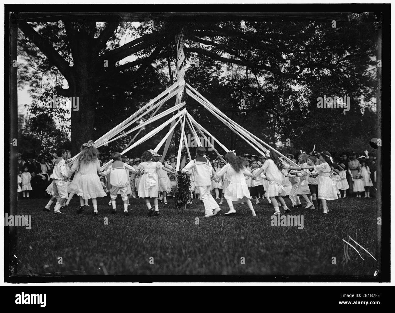 Historical maypole dance hi-res stock photography and images - Alamy
